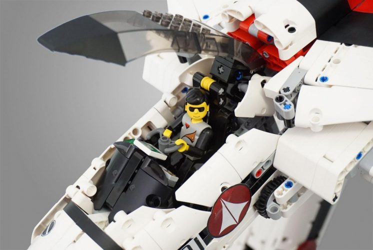 This LEGO Valkyrie Is Possibly The Largest Macross Mecha MOC To Date ...