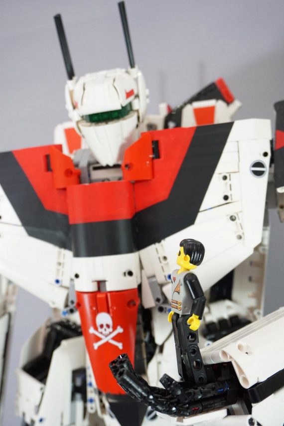 This LEGO Valkyrie Is Possibly The Largest Macross Mecha MOC To Date ...