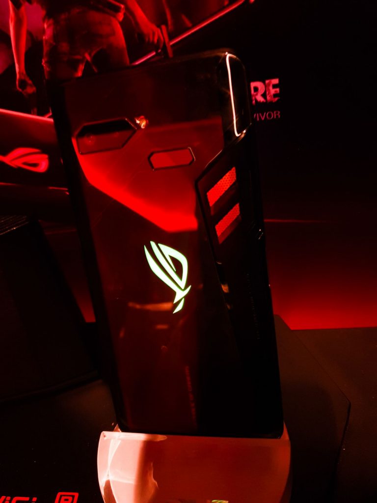 Take Mobile Gaming To A New Level With The ASUS ROG Phone | Geek Culture