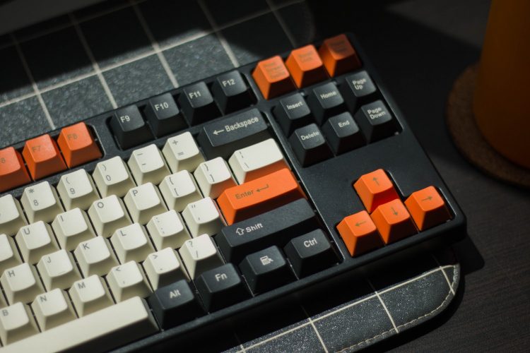 Geek Review: Tempest Kirin Wireless Mechanical Keyboard | Geek Culture
