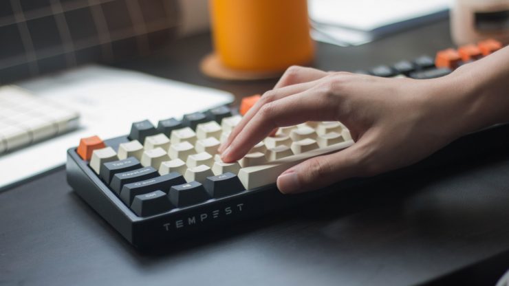 Geek Review: Tempest Kirin Wireless Mechanical Keyboard | Geek Culture
