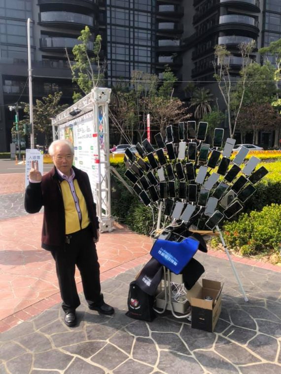 Taiwan Pokémon Go Grandpa's Gaming Set Up Has Evolved To 52 Smartphones ...