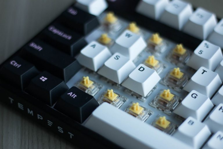 Geek Review: Tempest Kirin v2 Mechanical Keyboard | Geek Culture
