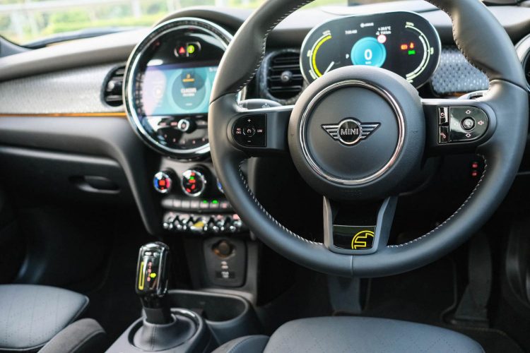 Geek Review: MINI Cooper SE (Facelift) | Geek Culture