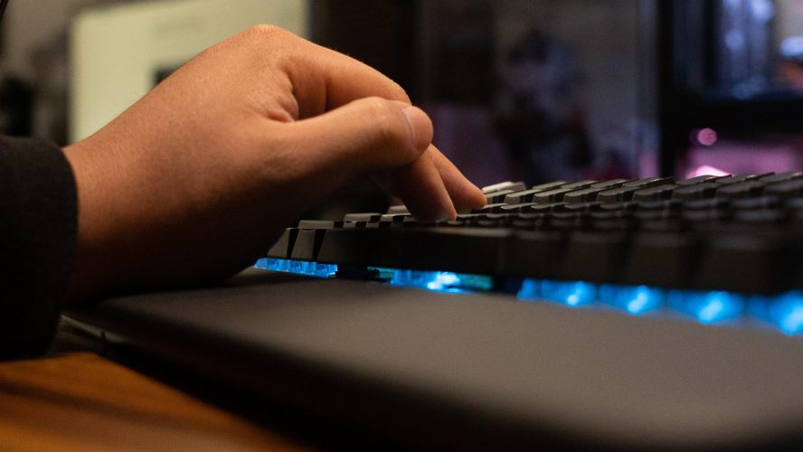 Geek Review: Mountain Everest Max Mechanical Keyboard | Geek Culture
