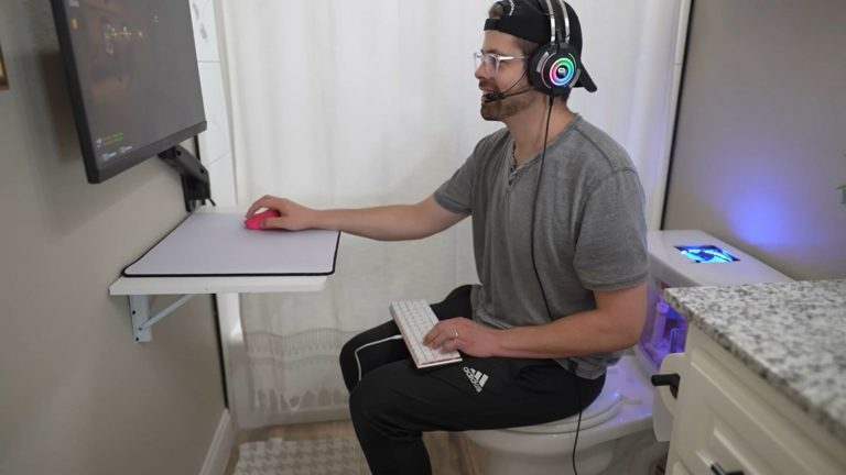 YouTuber Transforms Working Toilet Into A Full-Fledged Gaming PC | Geek ...