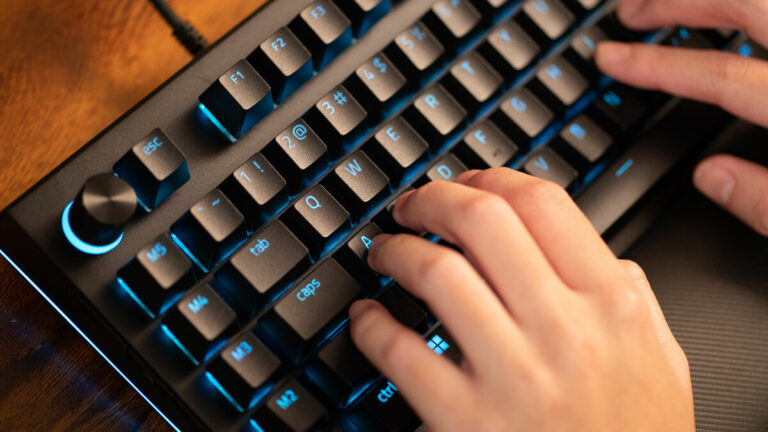 Geek Review: Razer BlackWidow V4 Pro Mechanical Gaming Keyboard | Geek ...