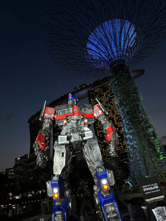 Transformers Fans Rolled Out To Unveil Life-Size Optimus Prime ...