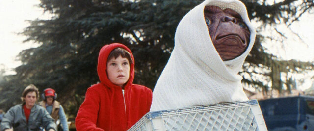 Steven Spielberg Says Editing Guns Out Of 'E.T.' Was "A Mistake" | Geek ...