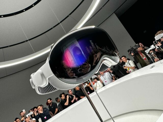 Geek Hands-On: Apple Vision Pro Is Amazing, But It’s Not Meant For ...