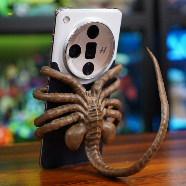 This ‘Alien: Romulus’ Facehugger Phone Holder Is An Accessory You Can’t ...