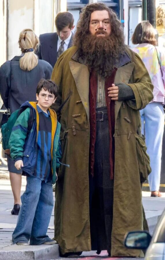 'Harry Potter' TV Series Unveils First Look at Weasleys At King's Cross ...